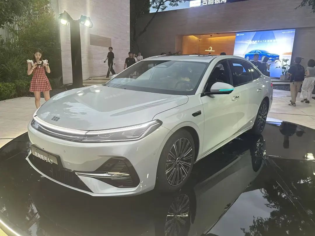 吉利甩出混动王炸，银河A7要做10万级家轿“卷王”|吉利_新浪财经_新浪网
