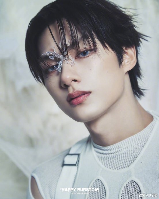 Seventeen出道10周年携完整体专辑回归，与艺术家KIMUNE合作打造科技感视觉