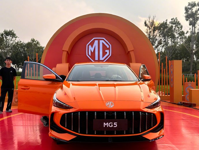 MG发布2026款MG5及Cyberster，置换价最低5.99万元-新浪汽车