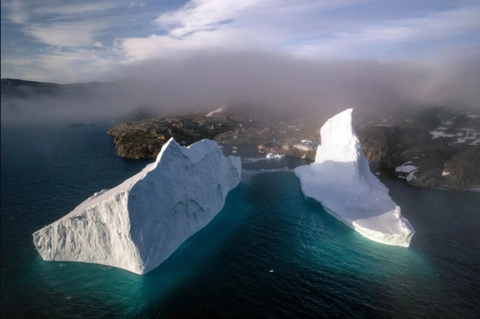 一觉醒来，两座巨型冰山逼近家门口，格陵兰居民既怕又兴奋