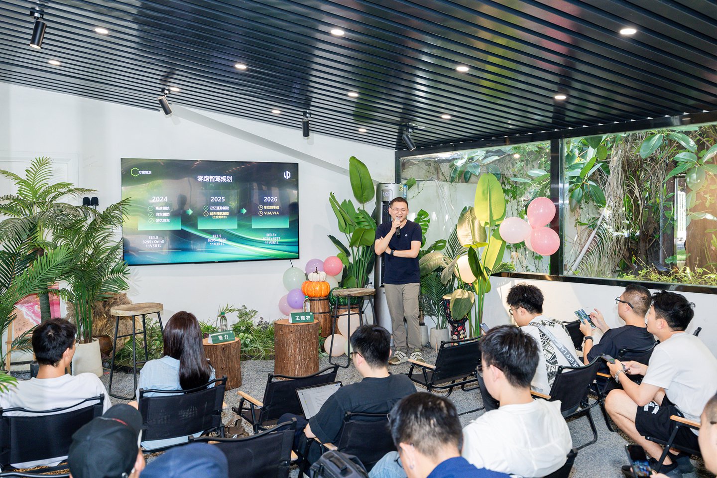 零跑 VLM/VLA 大模型有望明年上车，官方回应为何不继续自研芯片|零跑汽车_新浪新闻