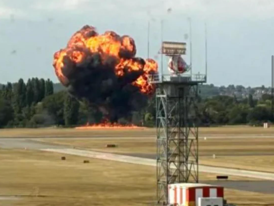 一小型飞机在英国坠毁并爆炸，现场燃起巨大火球|英国_新浪财经_新浪网