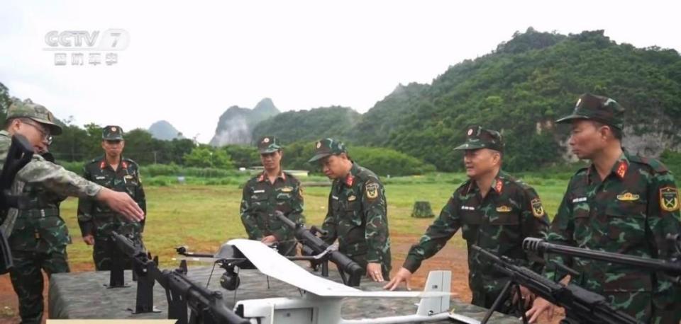 中越陆军联合训练，在广西启动，越南STV-380步枪和中国191枪族“亮肌肉”