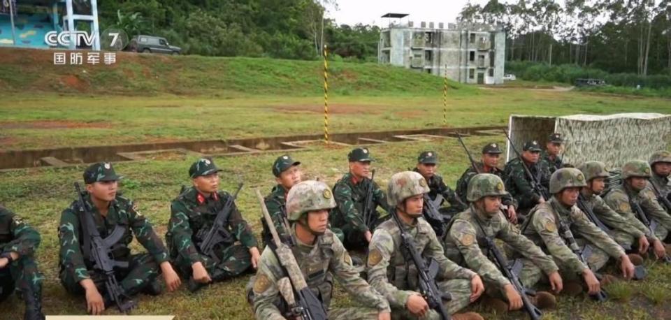 中越陆军联合训练，在广西启动，越南STV-380步枪和中国191枪族“亮肌肉”