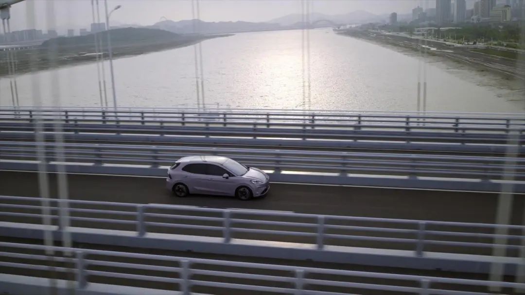 7.38万起售，首搭OPPO智行+半固态电池，全新MG4预售开启-新浪汽车