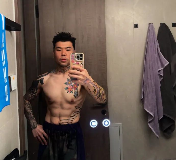 KNOWKNOW展示全新纹身！