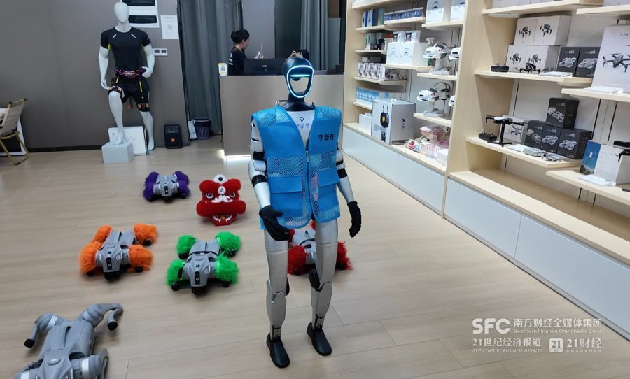 当机器人来到家门口：首店进驻广东商圈，多国客商“组团”扫货|机器狗|广东省|消费者|产业|体验店_手机新浪网