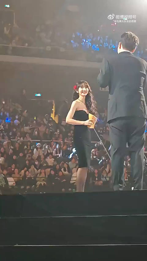 田曦薇波涛汹涌 下楼都颤起来了 是有真材实料的_新浪新闻