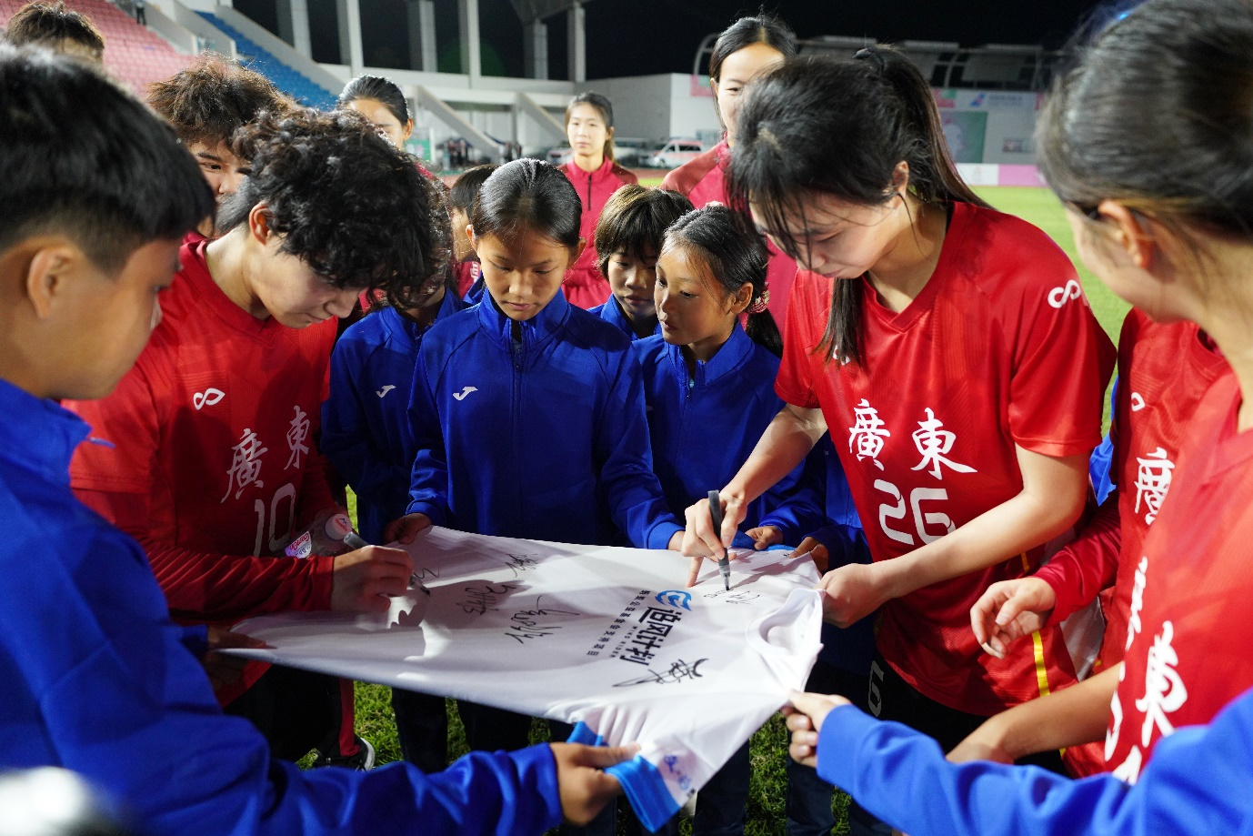 梅州“追风女孩”全运赛场“追星”：希望能为广东踢比赛、拿冠军！|广东女足|女足|小女足|国脚|全运会_新浪体育_新浪新闻