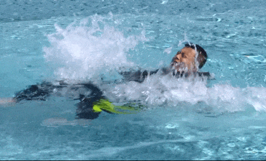 羽绒服“开外挂”，救了17岁女生一命！|消防员_新浪财经_新浪网