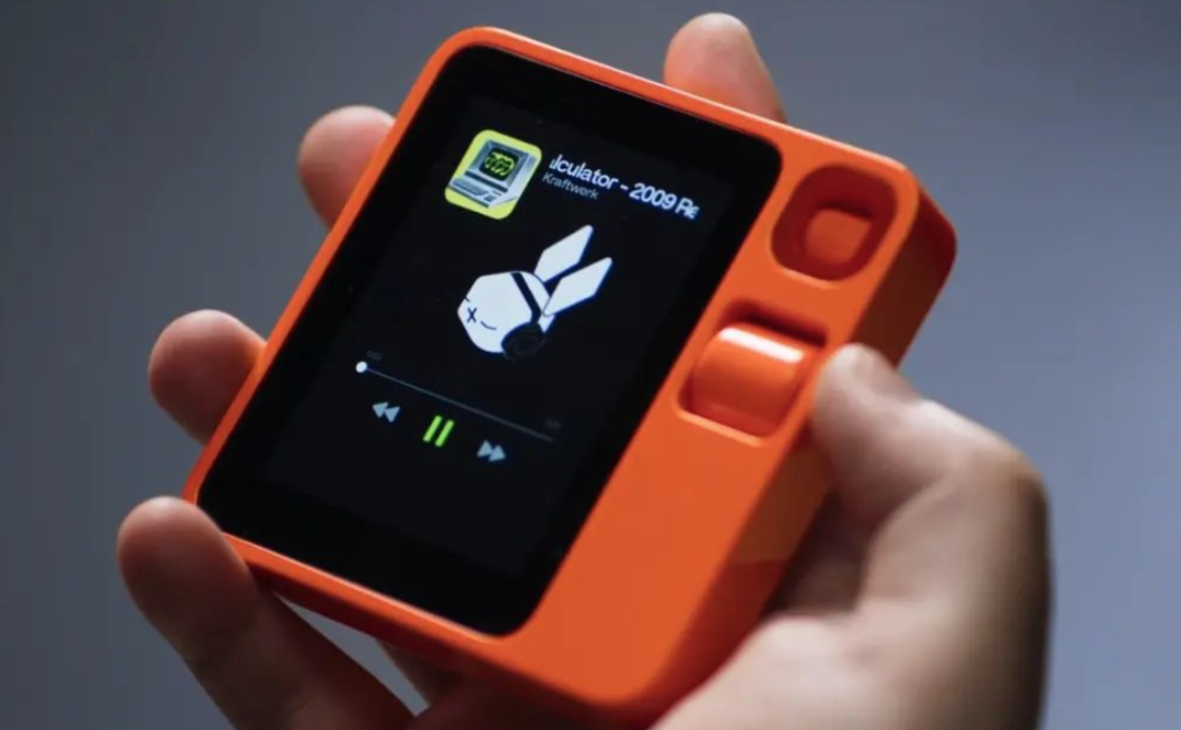 被曝停薪数月、3名员工罢工，曾两周爆卖5万台的Rabbit R1崩了？CEO还喊着要做“下一代AI硬件”|AI_新浪财经_新浪网