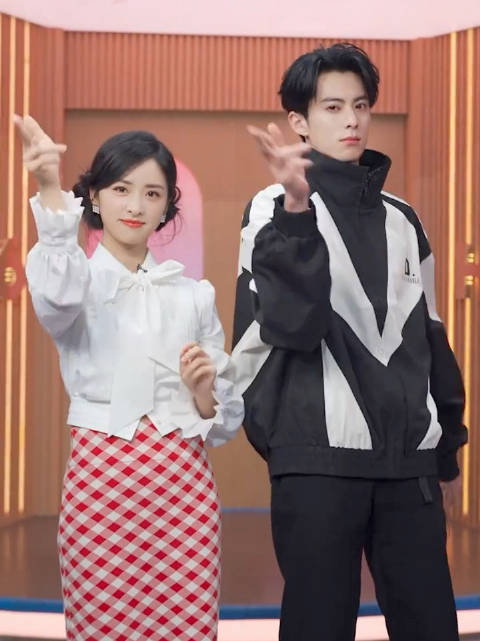 王鹤棣、沈月一起cha了《Pretty》，互动可可爱爱，梦回《流星花园》追剧时刻|王鹤棣|流星花园|沈月_新浪新闻