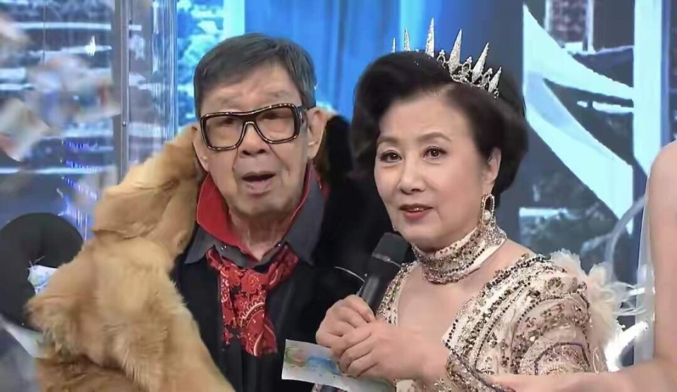 TVB力捧小生疑被打入冷宫，台庆节目零参与，内地短剧被美女围绕