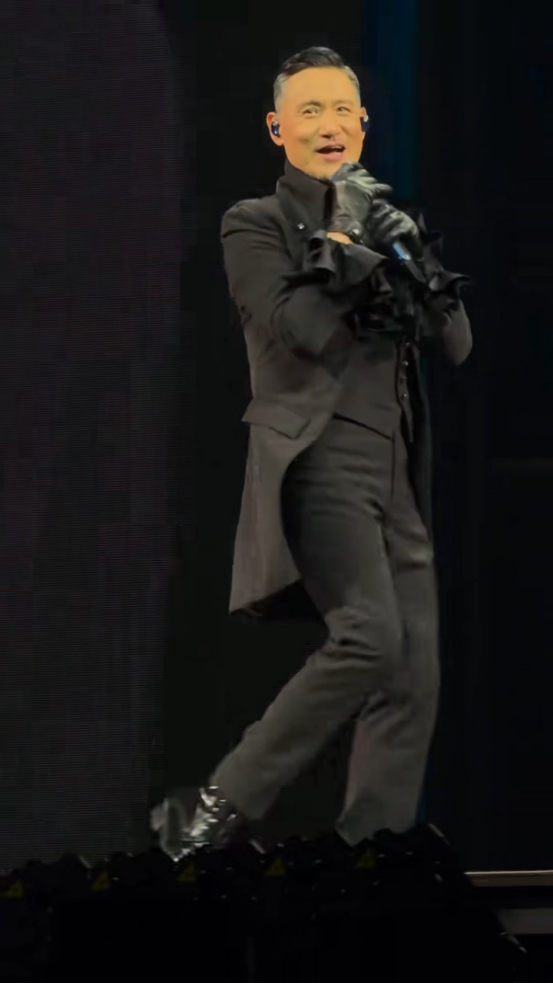 香港著名天王被指断崖式衰老，眉发皆花白，面容憔悴坚持开演唱会