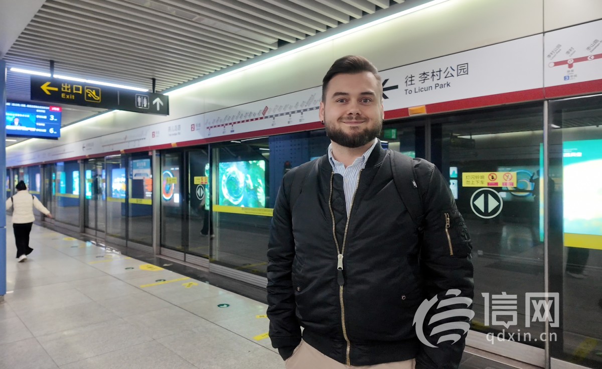 “美国老王”在青岛播报地铁英文站名 “Dear passengers”原来是他的声音|青岛市|王瑞安|山东省|录音|配音_新浪新闻