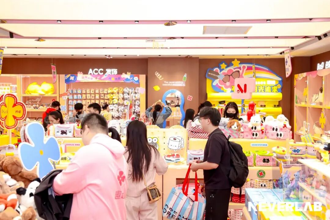 潮趣快时尚赛道破局者NEVERLAB首店落子华南，以“情感价值”重构千亿市场逻辑|华南_新浪财经_新浪网