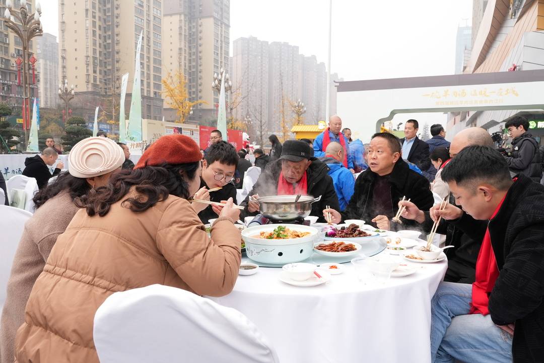 第四届威远羊肉汤美食季在四川内江启幕 全羊坝坝宴热闹开席|羊肉汤|黑山羊
