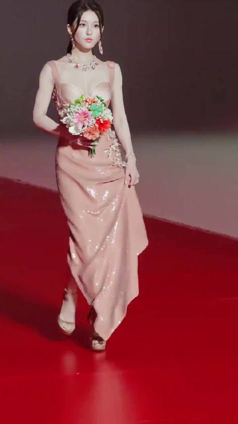 赵露思星光大赏女王归来|赵露思|星光大赏_新浪新闻