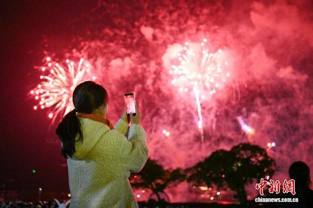 重庆：璀璨烟花点亮跨年夜|重庆市_新浪财经_新浪网