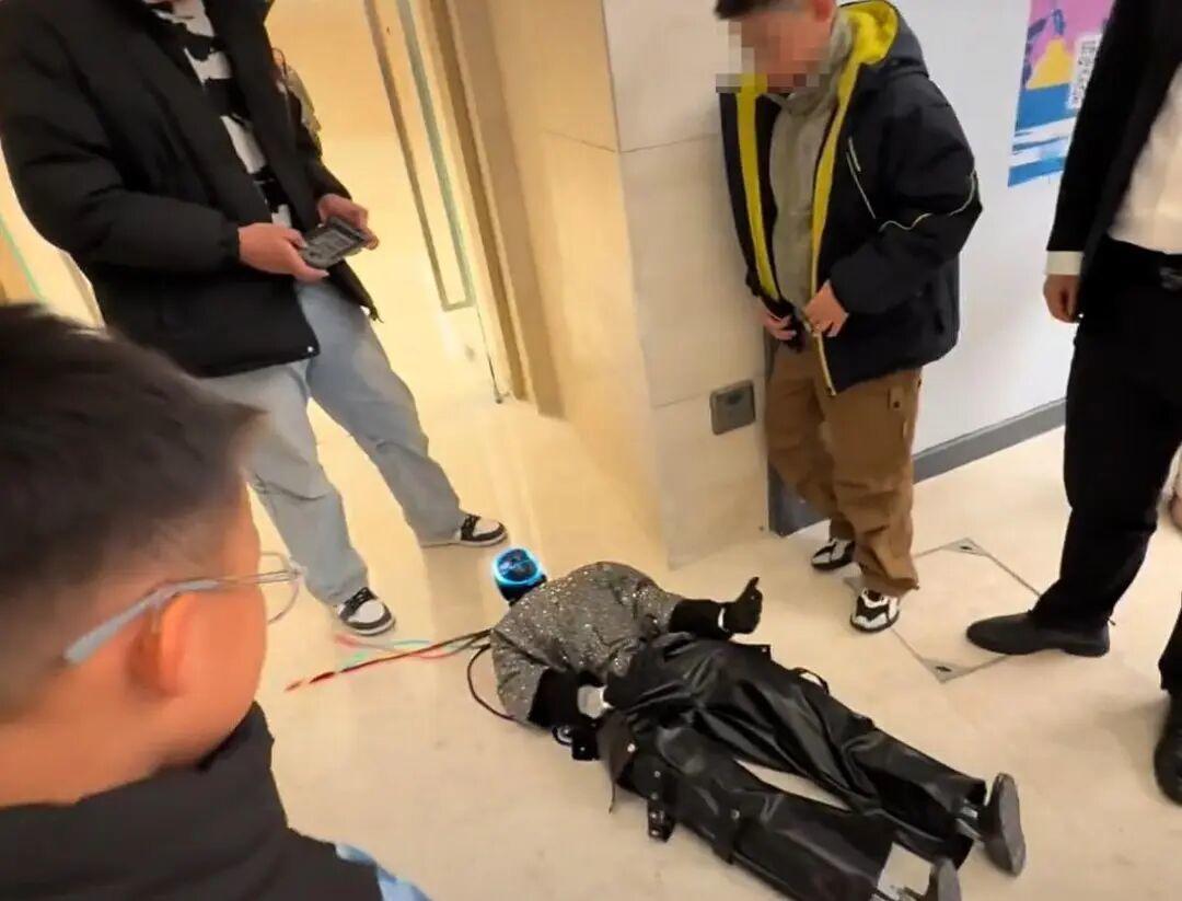 “机器人表演武术回旋踢将同伴踹飞”视频爆火出圈，商场：用的是王力宏演唱会同款机器人|浙江省|男儿当自强|浙江宁波_新浪新闻