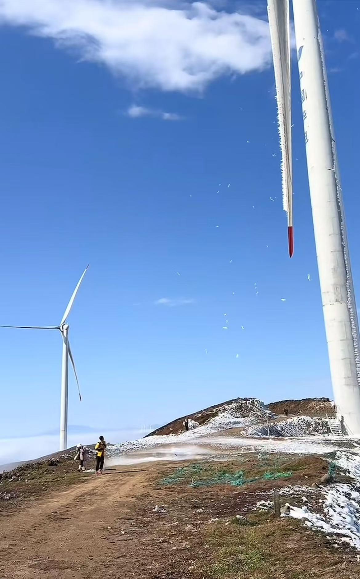 云冰山景区风力发电机冰块掉落险些砸中游客，景区发布安全提示|永州市|湖南省|风机|雪乡|覆冰_新浪新闻