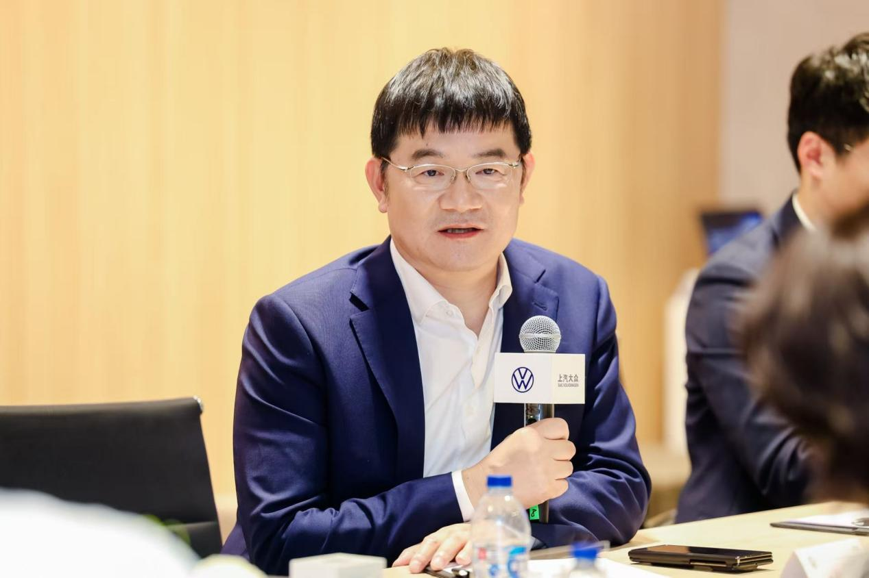 高端对话 | 拒绝“新车死亡效应” 上汽大众打响30万级新能源“反击战”|25-35万|id. era 9x|北京车展|心智|陶海龙_新浪新闻