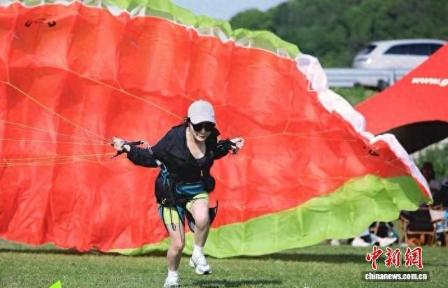 空中“邂逅”潮汐树 钱塘江畔解锁文旅新机遇|滑翔伞_新浪财经_新浪网