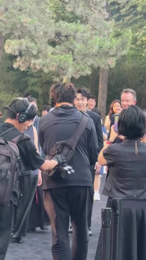 新郎入场💍 我提着婚纱就来了|王楚钦_新浪新闻