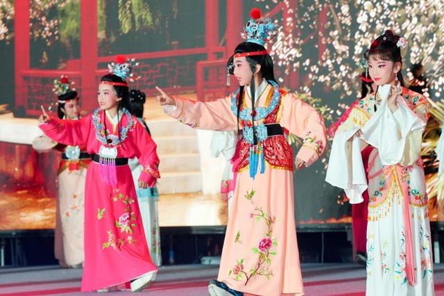 做生活的艺术家 ——2026“幸福鼓楼”全民艺术普及成果展演在南艺后街盛大举行_新浪财经_新浪网