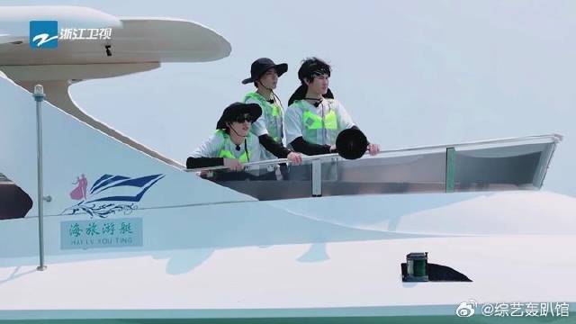 严浩翔完成500米海域游泳！ 逆流而上不言弃太热血了，郑恺佩服的直鼓掌|杨阳洋|奔跑吧_新浪娱乐_新浪新闻