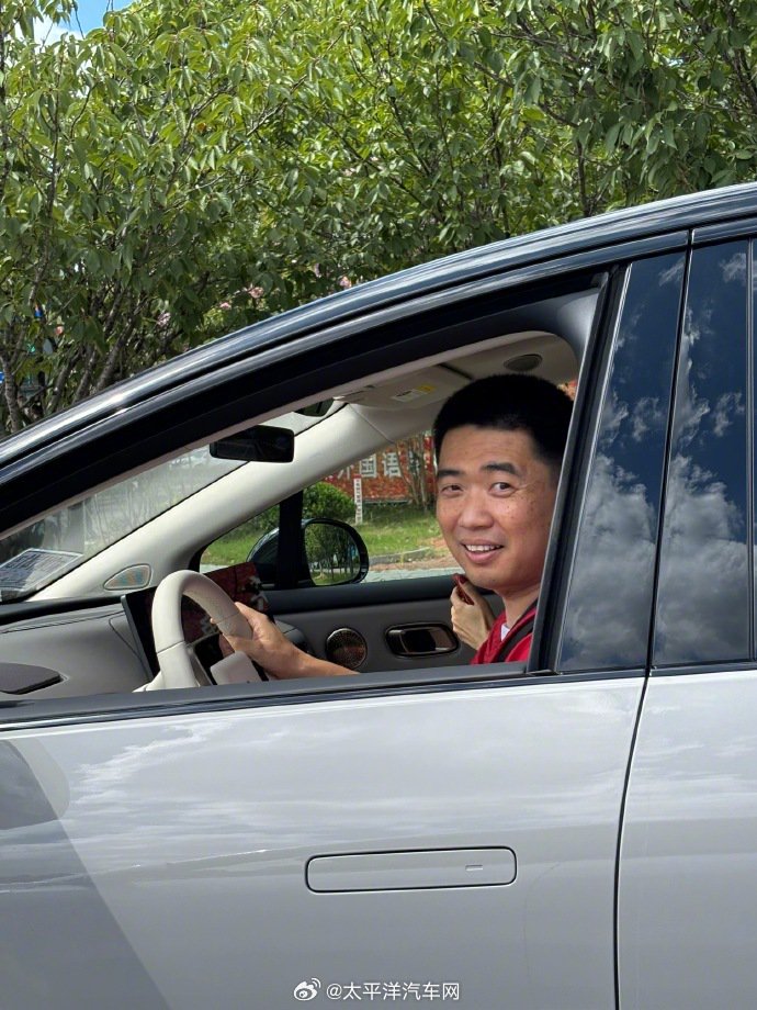 李想驾驶理想i8现身常州，六座纯电SUV预售价35万起-新浪汽车