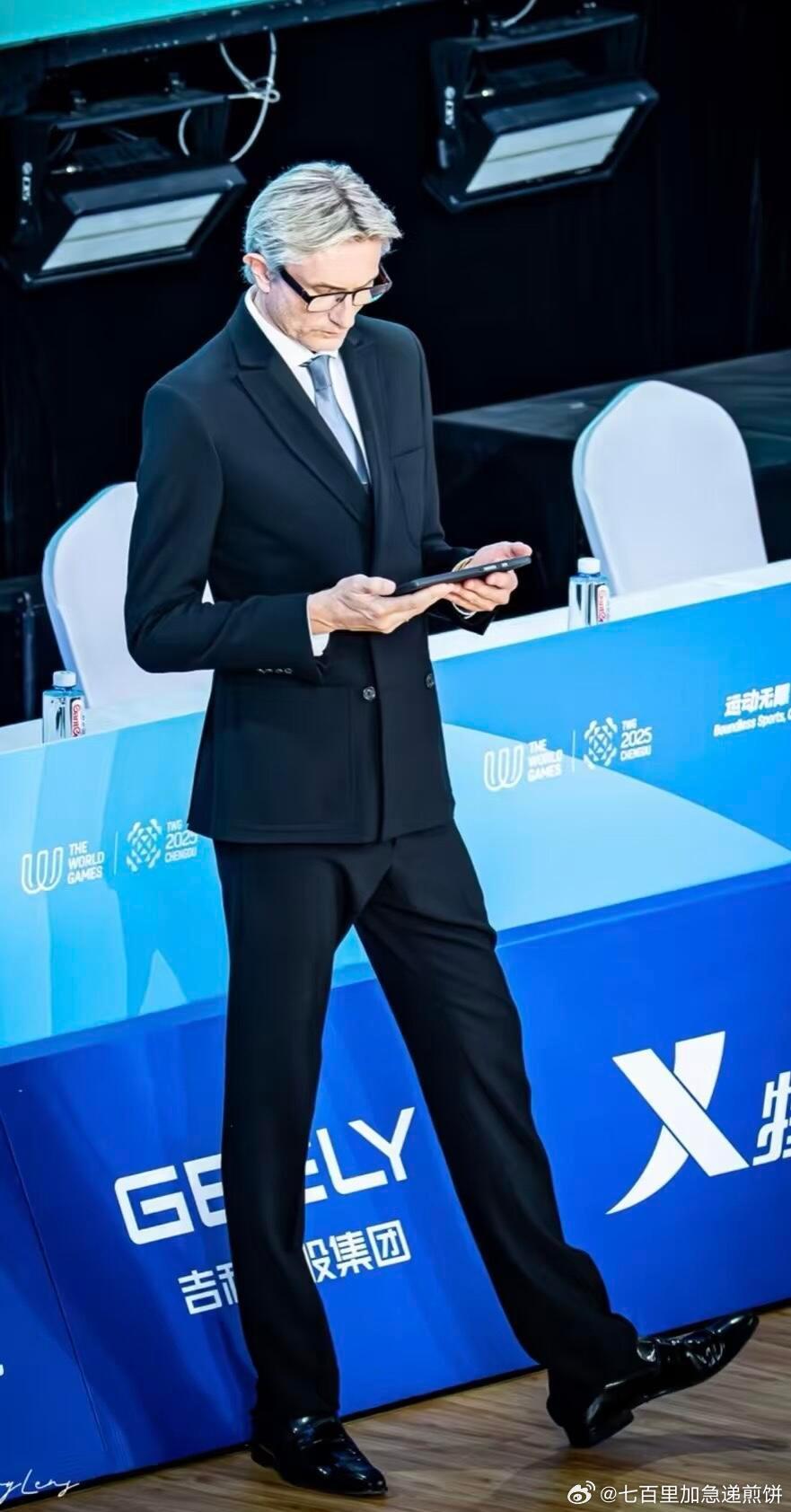 成都世运会拉丁舞裁判Sergey Sinkins展现优雅九头身