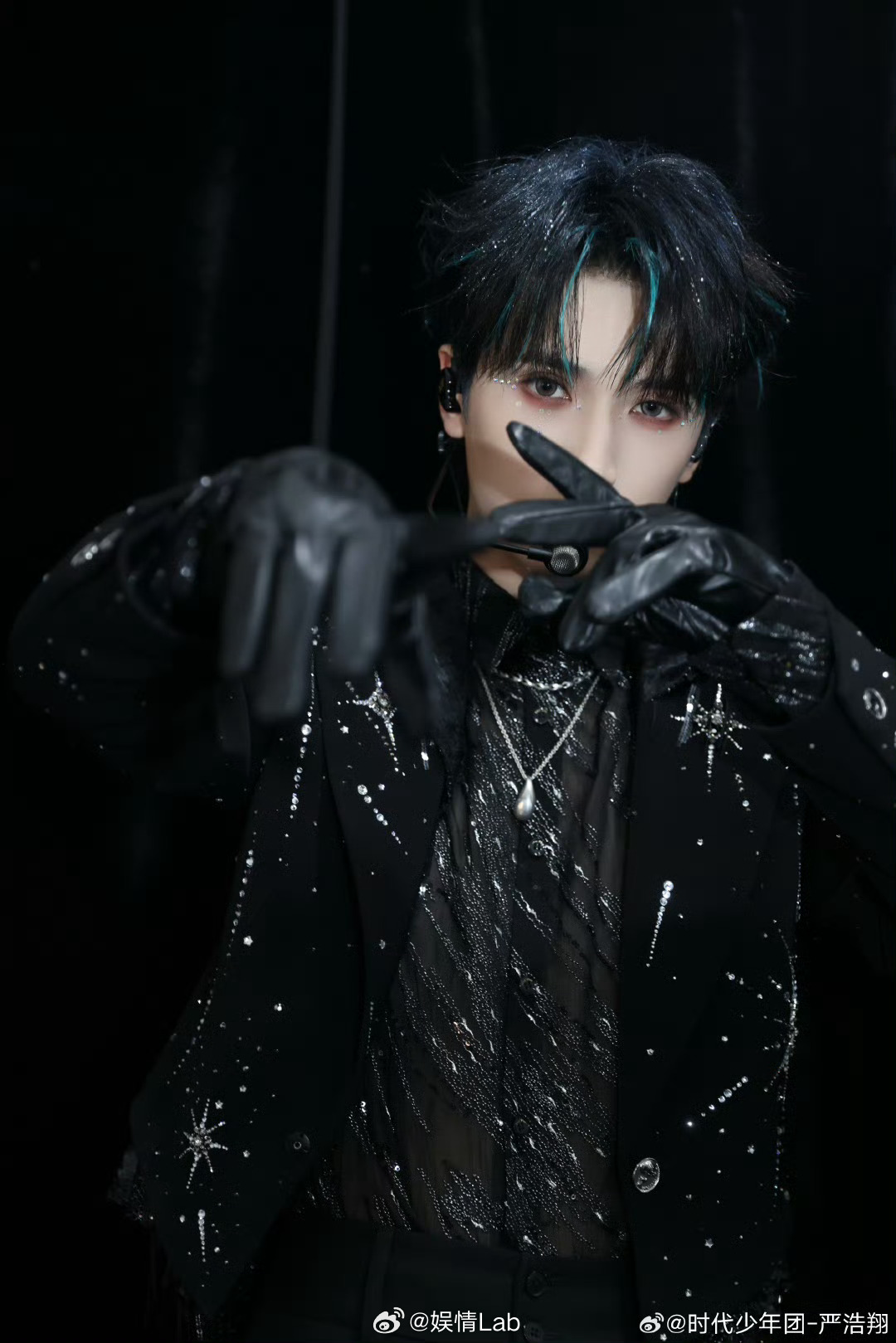 严浩翔大连演唱会舞台照曝光，面纱造型惊艳亮相