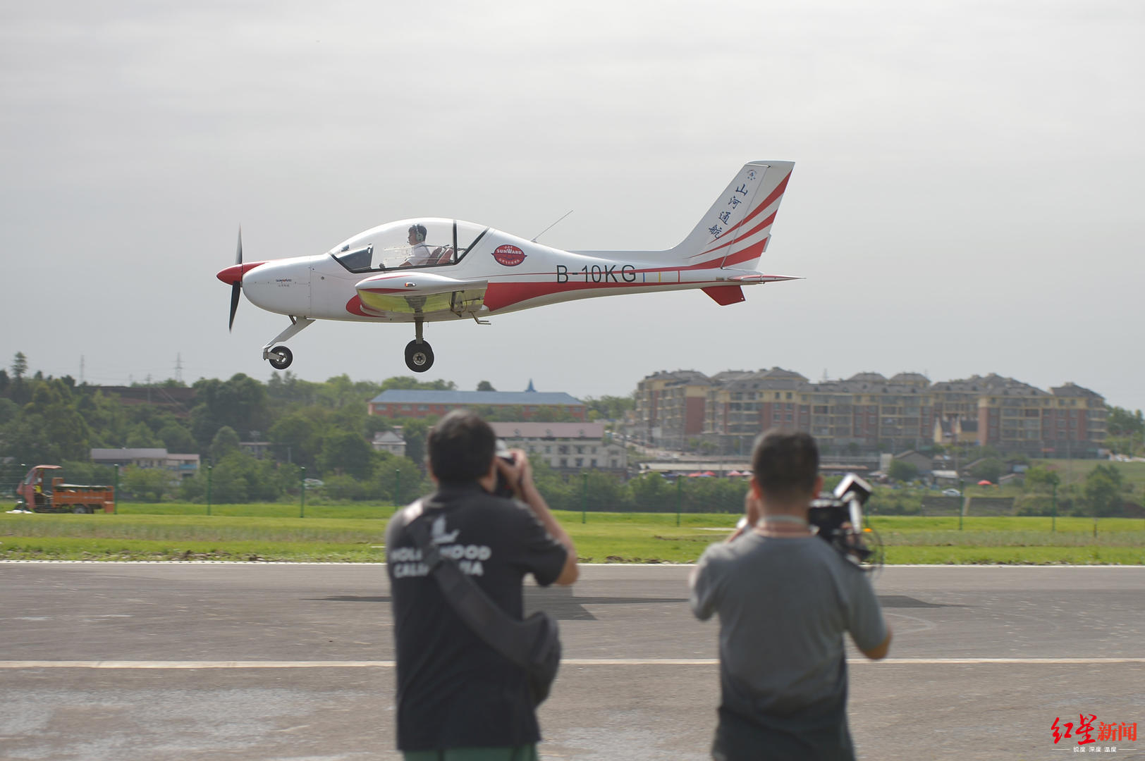 山河SA60L轻型飞机在成都金堂首飞，60个小时可拿驾照|金堂|轻型飞机|山河_新浪新闻