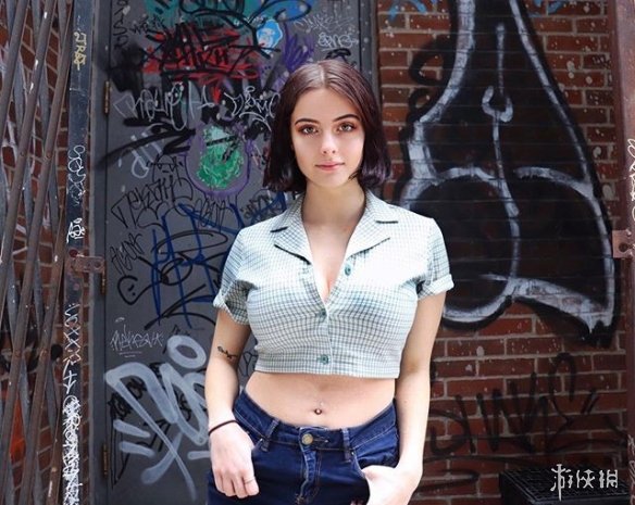 18岁的欧派不容小觑！加拿大嫩模Julia Burch美照赏_新浪游戏_手机新浪网