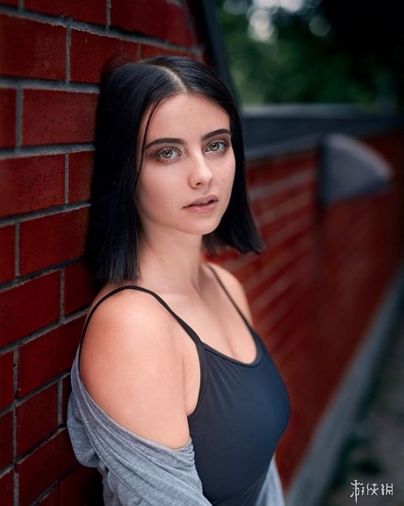 18岁的欧派不容小觑！加拿大嫩模Julia Burch美照赏_新浪游戏_手机新浪网