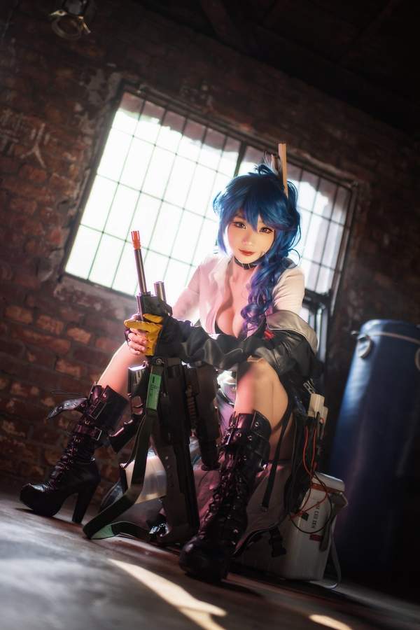 韩国美女Cos《少女前线》K11&K2 小姐姐持枪火辣又飒爽_新浪游戏_手机新浪网