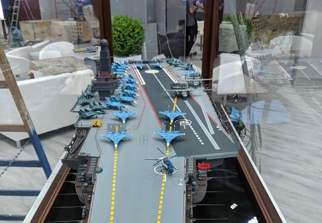 俄重火力航母再现江湖，满载排水量九万吨，远程反舰导弹增加一倍_手机新浪网