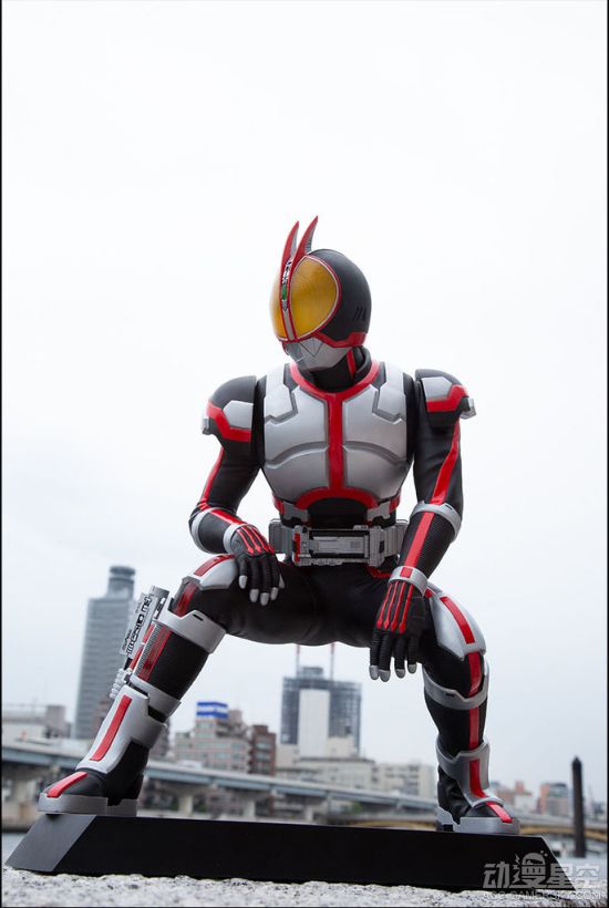 《假面骑士555》假面骑士Faiz雕像 头部可发光超帅_新浪游戏_手机新浪网