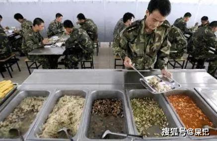 中国军队伙食堪称一部进化史,从萝卜白菜到现在的豪华套餐