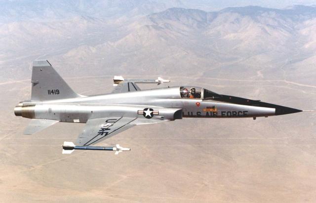 美军也收破烂？花4000万从瑞士“高价回收”F5战斗机，图的什么？_手机新浪网