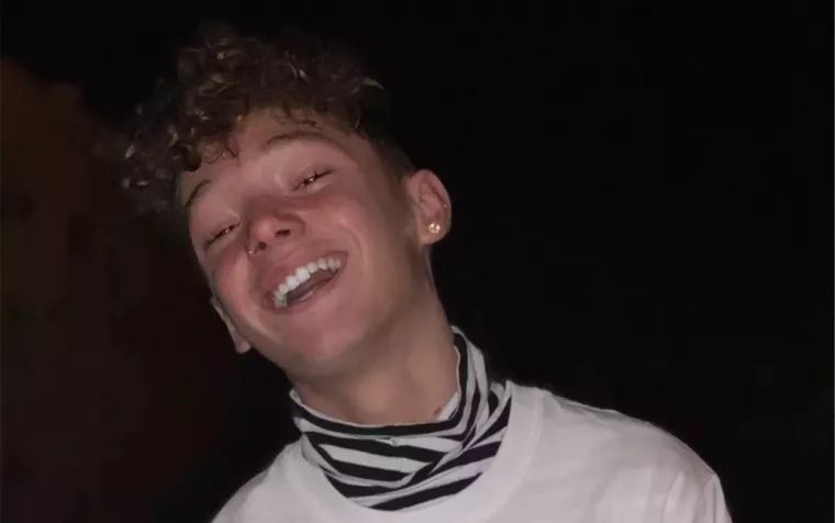 那个超火的英国翻唱男孩出道啦！这么好听的声音不了解一下？