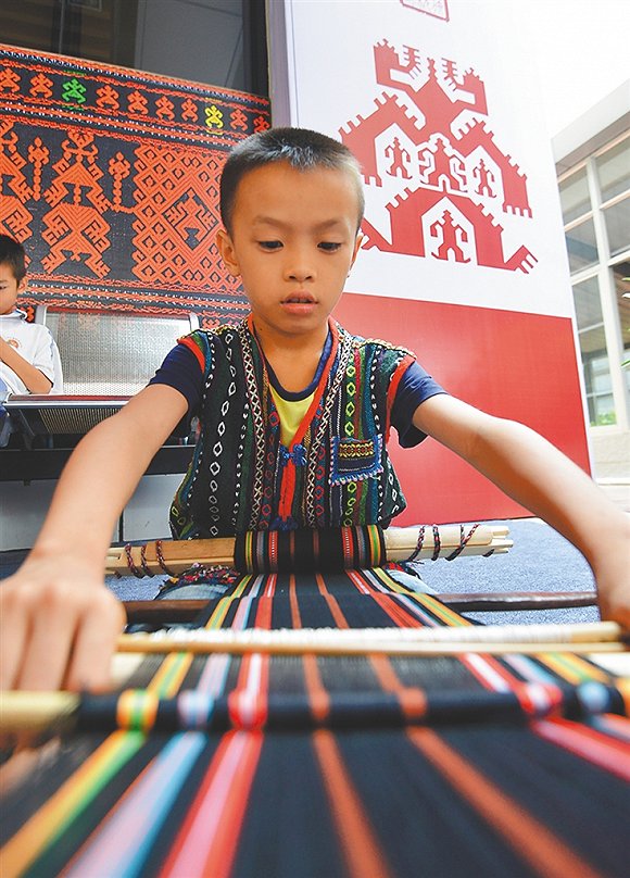 海南“黎锦经纬”十年记：织女，从一千到两万的传奇织女海南新浪科技新浪网 7055