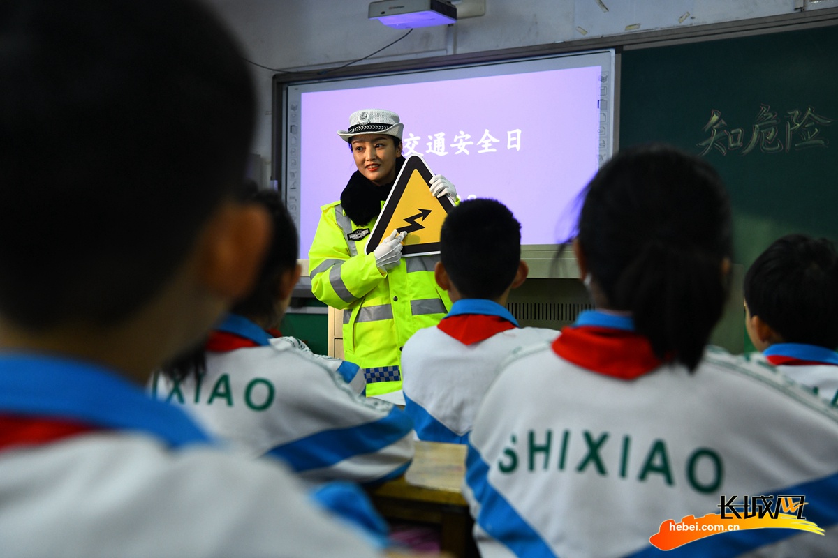 玉田：交通安全日小交警训练忙|小学_新浪新闻