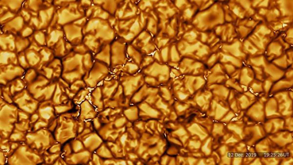 全球最大太阳望远镜发布最“高清”太阳照片(图)_手机新浪网