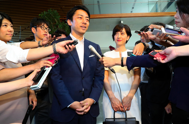 日媒曝日本前首相小泉纯一郎与儿子进次郎不和手机新浪网