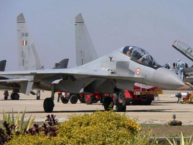 最大载弹量高达8吨，不仅能进行反舰作战，还可充当轰炸机_手机新浪网