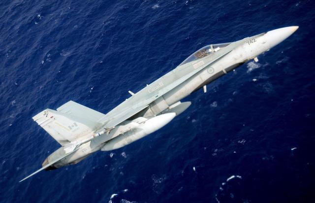 美军新版F18战机亮相，罕见公开座舱结构，先进性不输洛马F35_手机新浪网