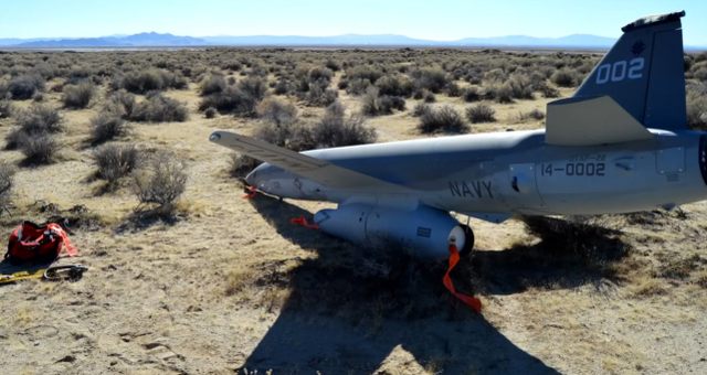 科幻电影场面要成真！F-15挂载可协助作战的无人僚机做未知测试|F-15|国民警卫队_新浪科技_新浪网