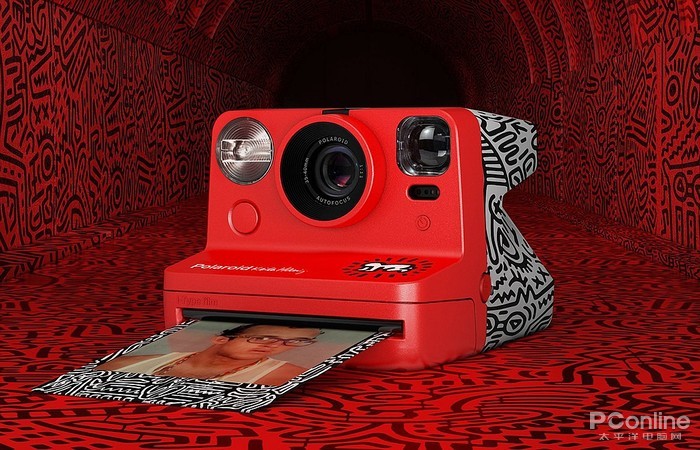 宝丽来推出一款新相机：超强烈的艺术感！|宝丽来|相机_新浪科技_新浪网